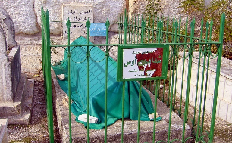 Tomb of Shaddad bin Aus (رضي الله عنه) - IslamicLandmarks.com