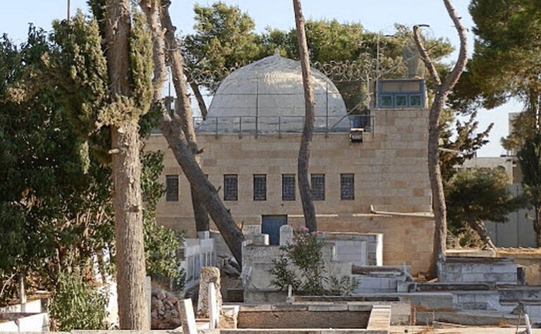 Tomb of Rahil (Rachel) - IslamicLandmarks.com