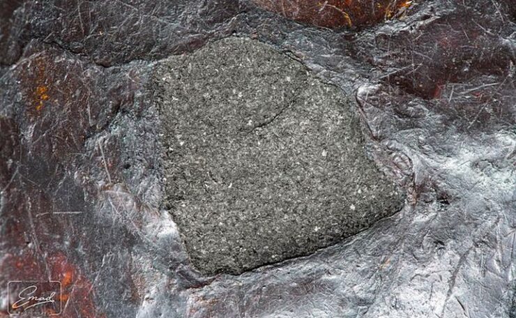 Hajar al-Aswad (The Black Stone) - IslamicLandmarks.com